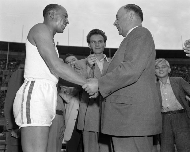 Jesse Owens, un athlète noir face à Hitler – Basket Retro